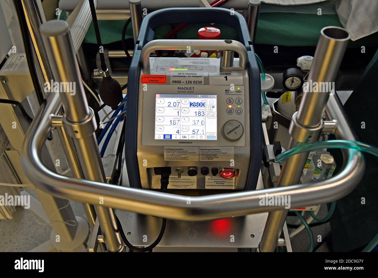 Artificial respiration hospital hi-res stock photography and images - Alamy