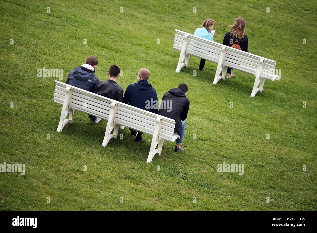 People sitting on park benches hi-res stock photography and images - Alamy