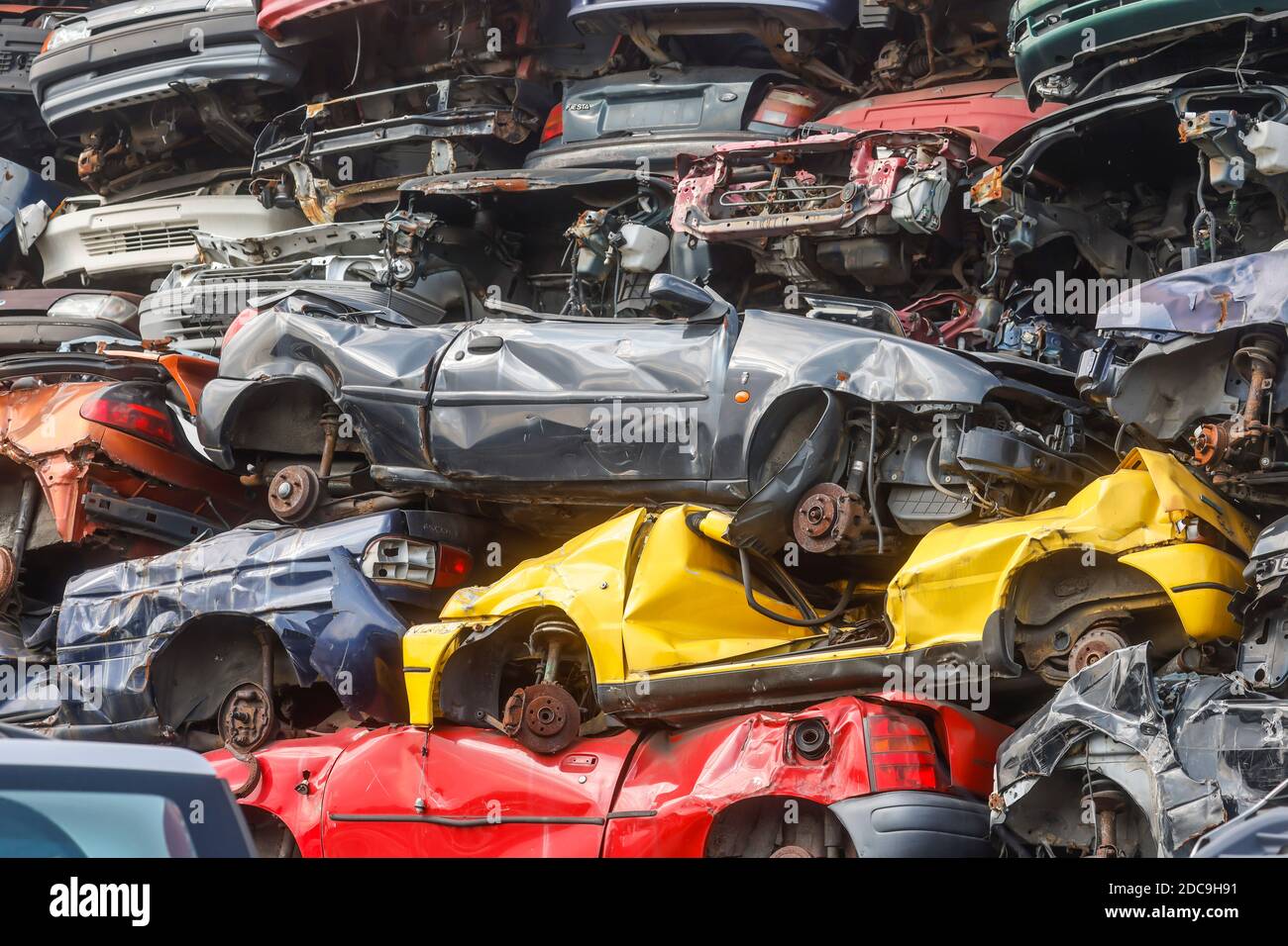 Pile of scrapped cars hi-res stock photography and images - Alamy