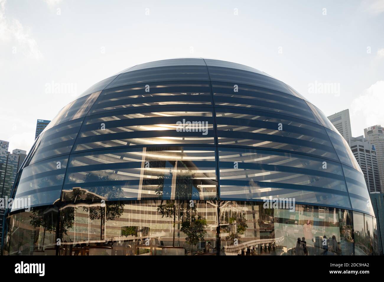 25.10.2020, Singapore, , Singapore - View of the new Apple flagship ...