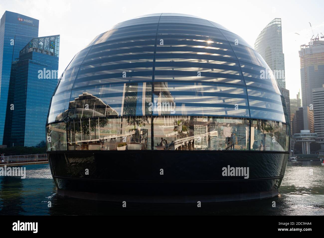 25.10.2020, Singapore, , Singapore - View of Apple's new flagship store ...