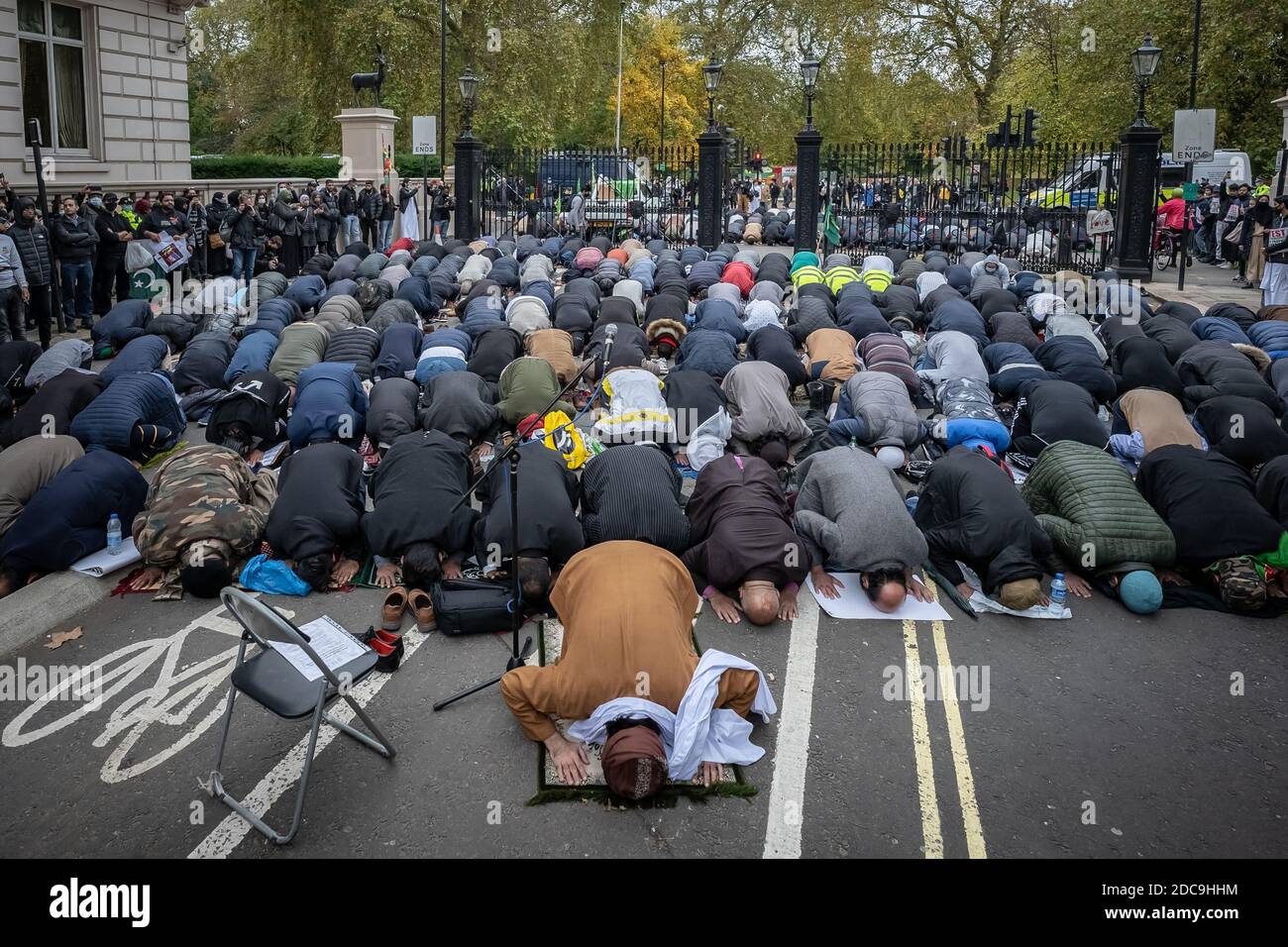 Anti immigration cartoon hi-res stock photography and images - Alamy