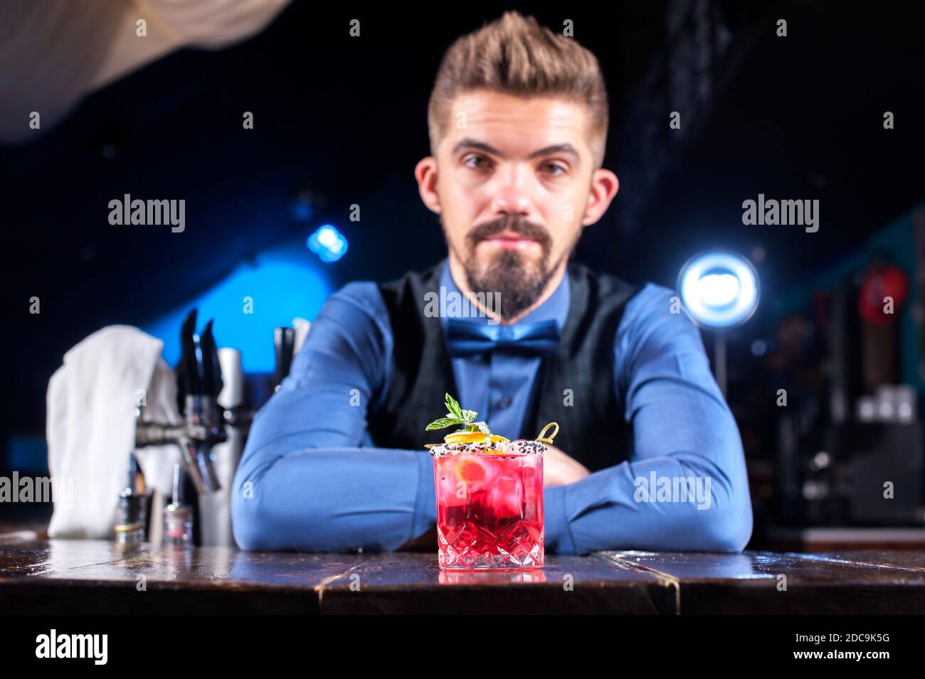Bartender mixes drink drinks hi-res stock photography and images - Alamy