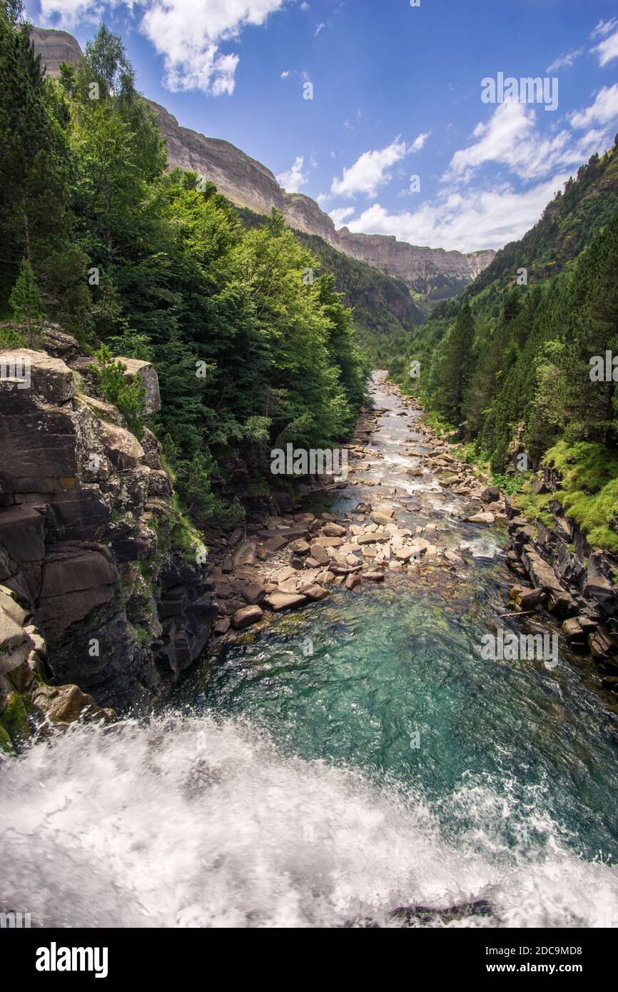 Edge of waterfall hi-res stock photography and images - Alamy