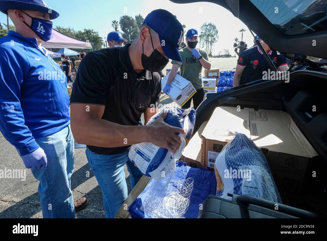 Los Angeles, California, USA. 19th Nov, 2020. Volunteers distribute ...