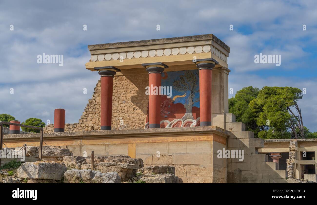 Magnificent ruins of the Knossos Palace complex. A Bronze Age ...