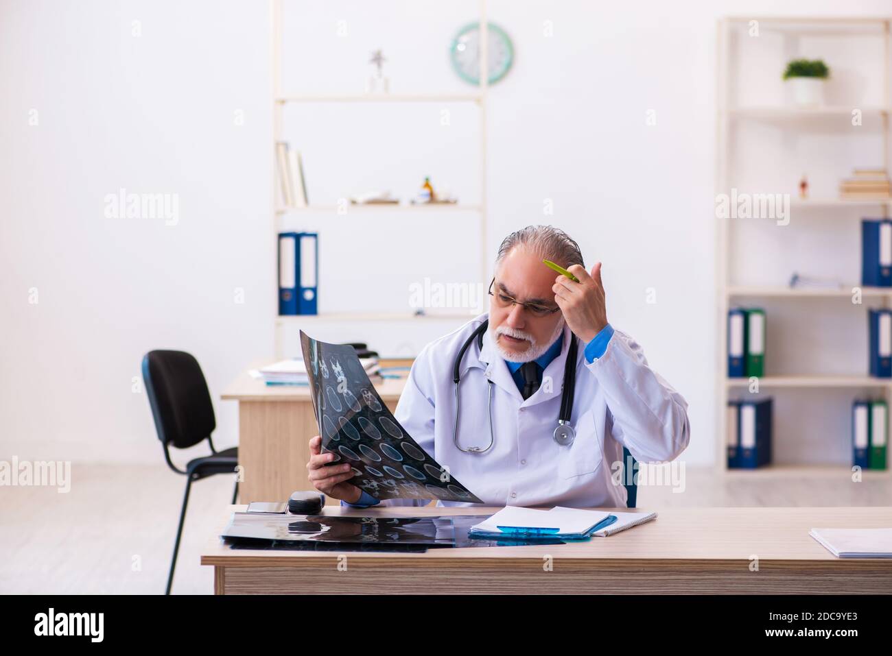 Confused hospital senior hi-res stock photography and images - Alamy