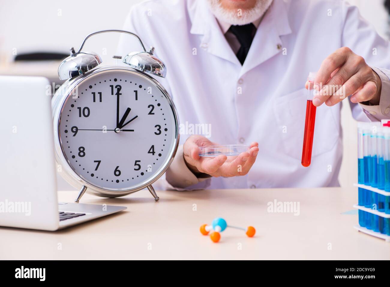 Chemistry lab test tubes clock hi-res stock photography and images - Alamy
