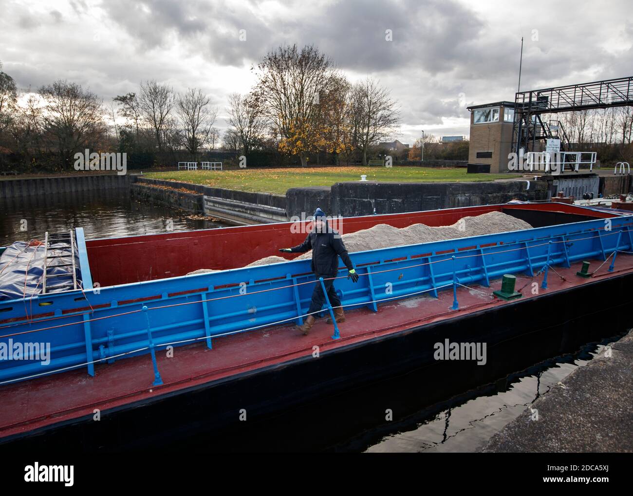 Barges for aggregates hi-res stock photography and images - Alamy