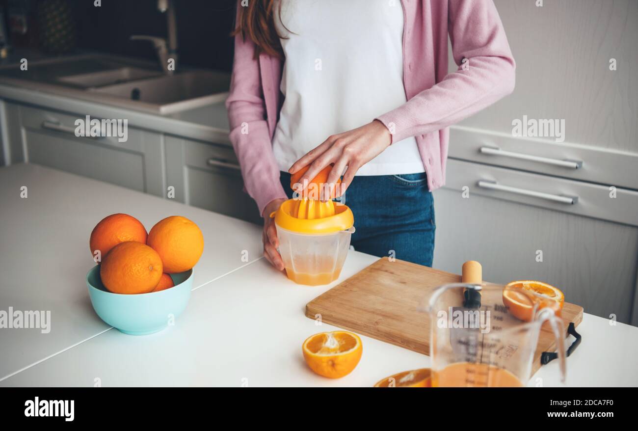 Squeezing an orange hi-res stock photography and images - Alamy