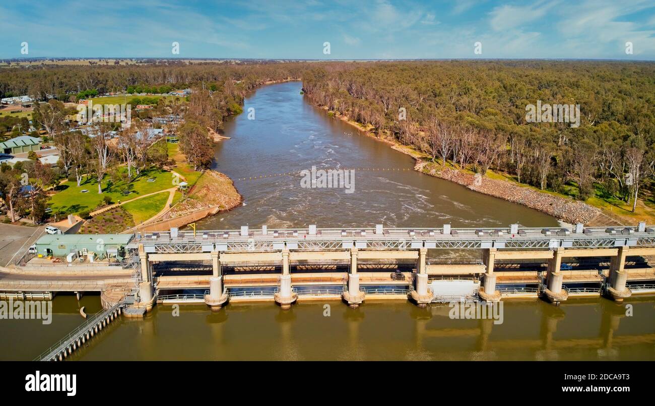 The Weir Bridge on the Murray River at Yarrawonga Stock Photo - Alamy