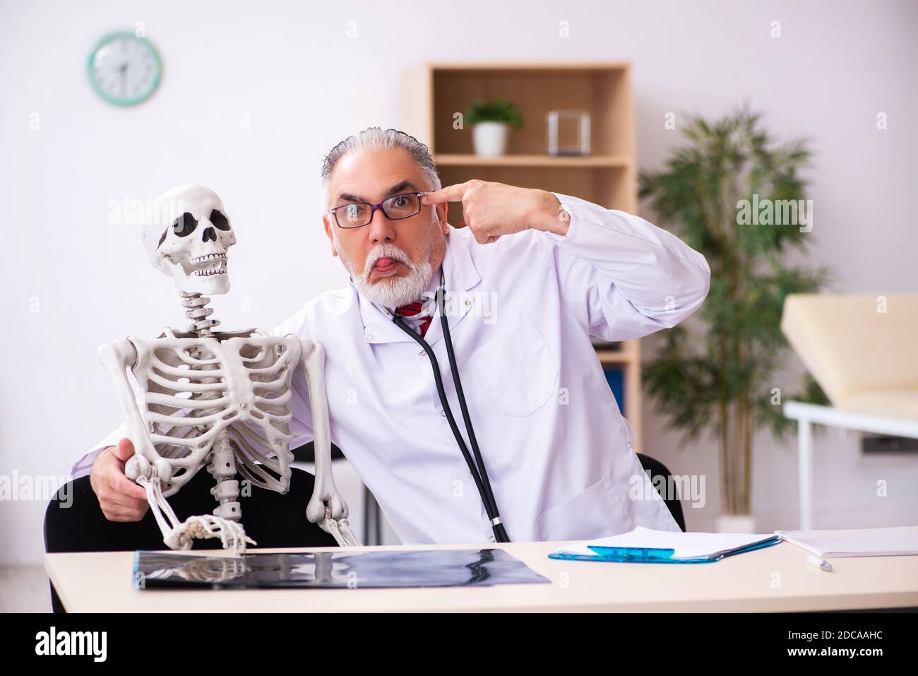 Old doctor and skeleton patient in the clinic Stock Photo - Alamy