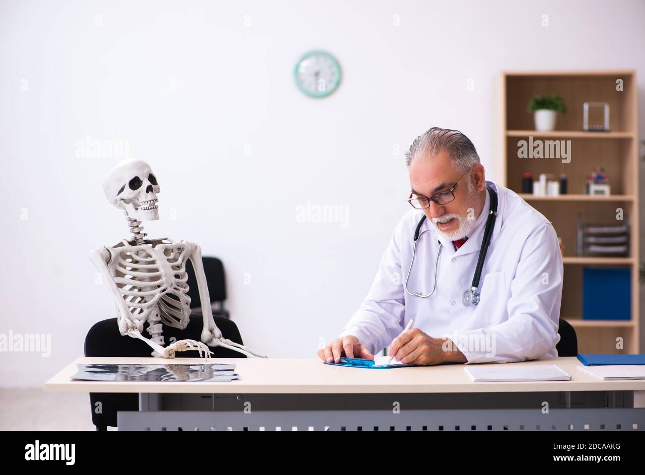 Doctor discussing bones disease hi-res stock photography and images - Alamy
