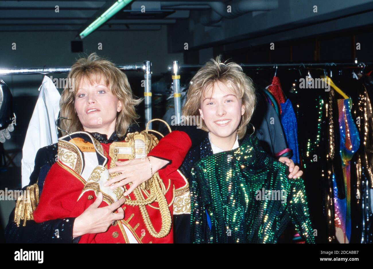 Maxi und Chris Garden, deutsches Gesangsduo, probiert Kleider zur ...