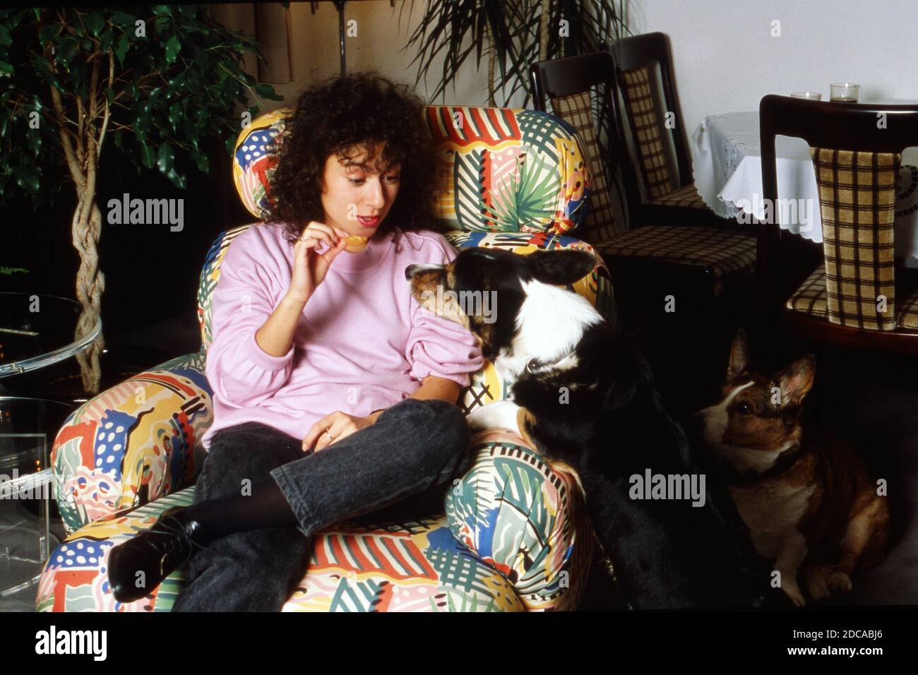 Maria Ketikidou, deutsche Schauspielerin, mit Hund zu Hause in Hamburg ...