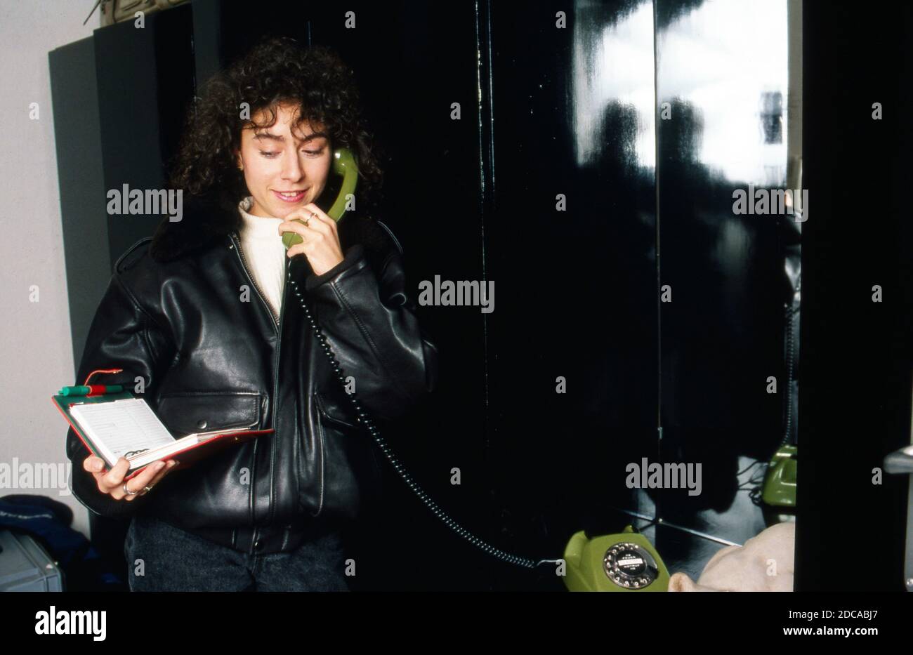 Maria Ketikidou, deutsche Schauspielerin, am Telefon zu Hause in ...
