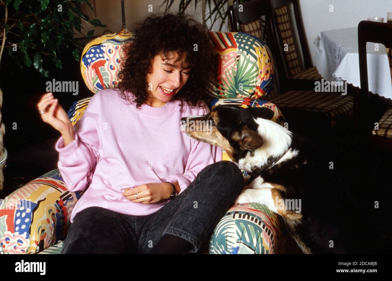 Maria Ketikidou, deutsche Schauspielerin, mit Hund zu Hause in Hamburg ...