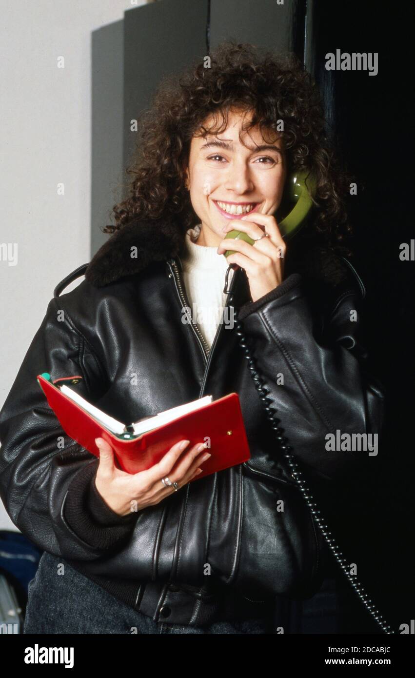 Maria Ketikidou, deutsche Schauspielerin, am Telefon zu Hause in ...