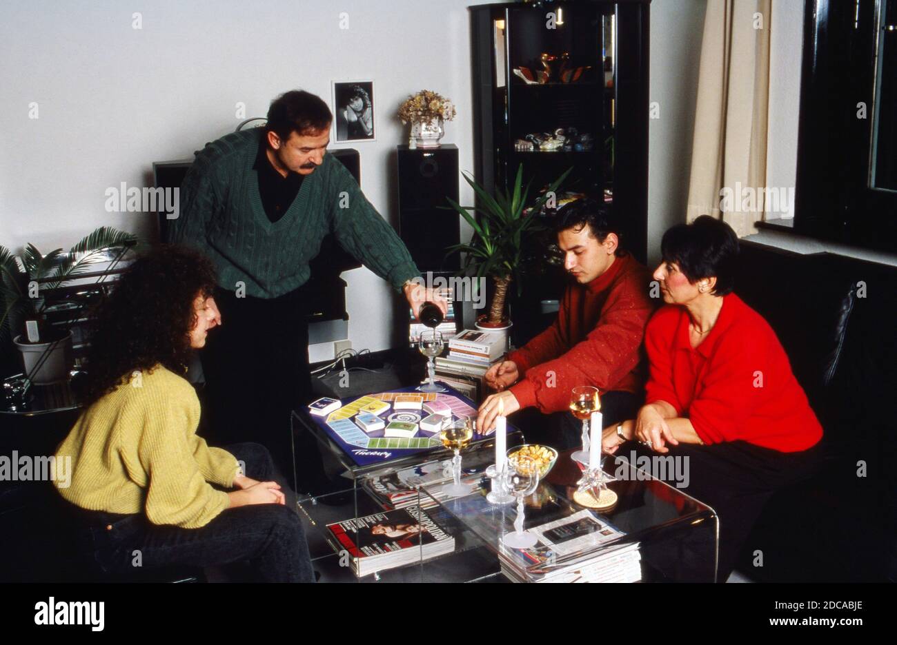 Maria Ketikidou, deutsche Schauspielerin, mit ihrer Familie am Tisch zu ...