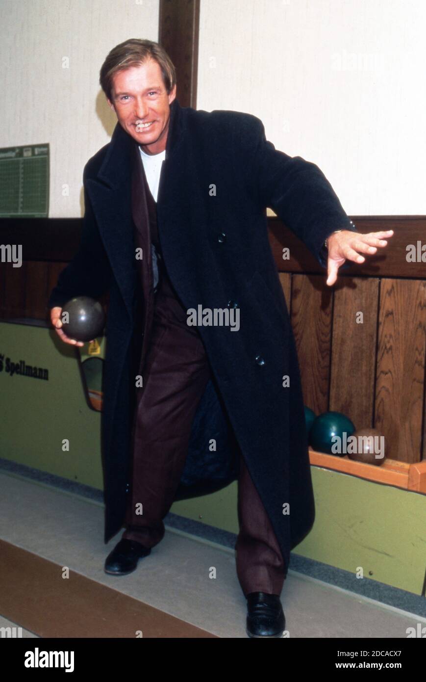 Michael Lesch auf der Kegelbahn bei den Dreharbeiten zur TV-Serie "Der ...