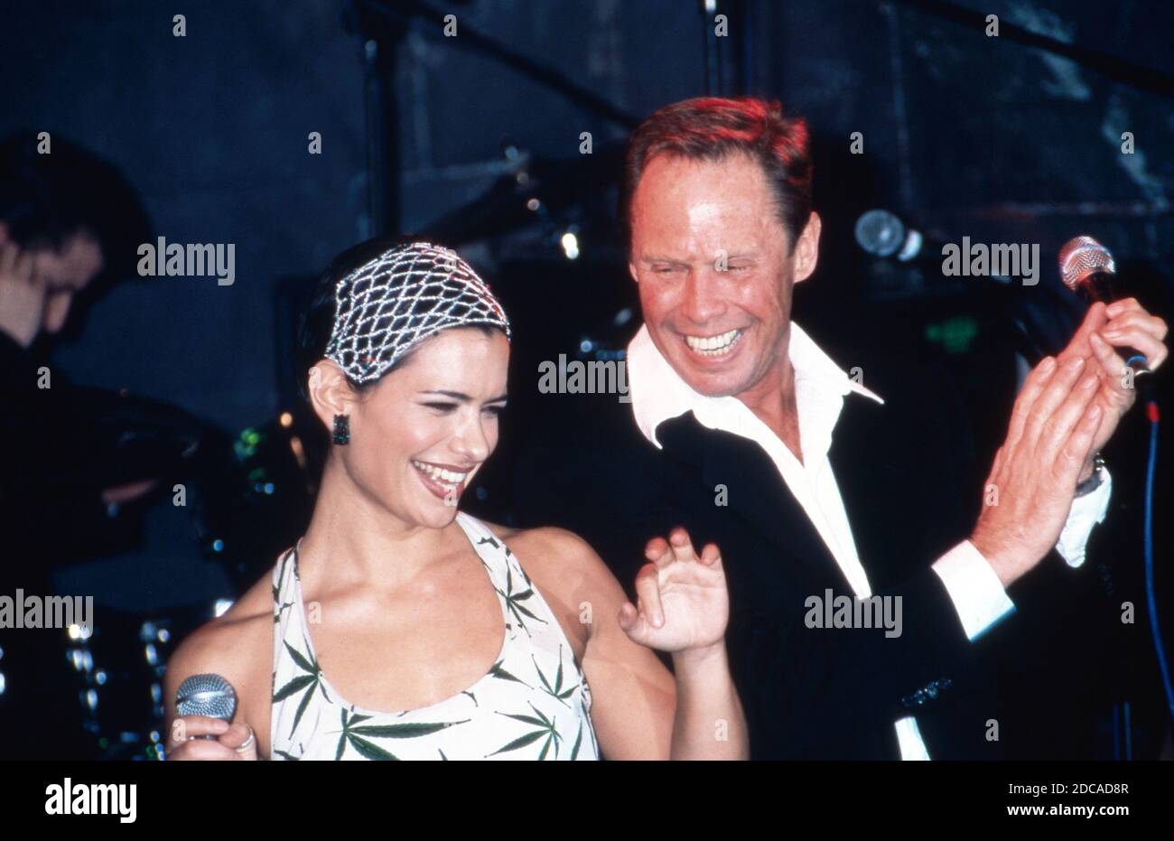 Sänger Peter Kraus und Sandra Speichert singen als Showact bei der ...