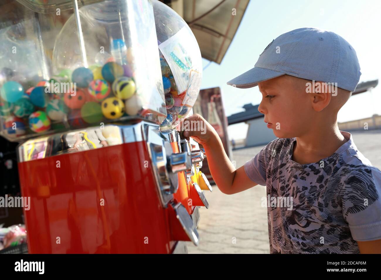 Vending machine boy hi-res stock photography and images - Alamy