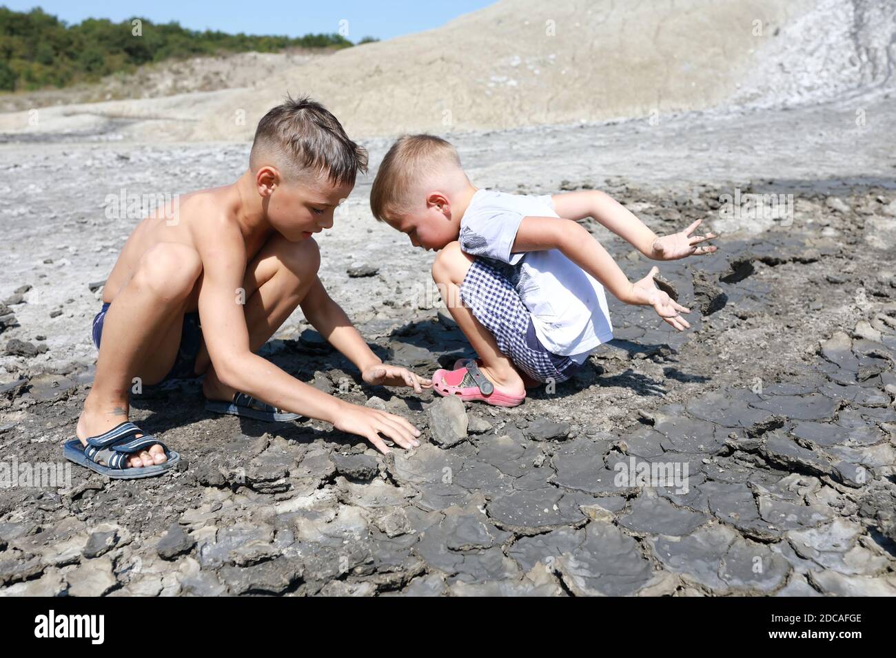 Children digging in dirt hi-res stock photography and images - Alamy