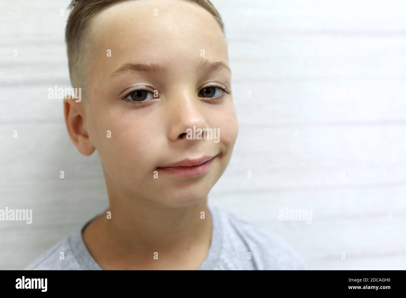 Portrait of serious kid on wall background Stock Photo - Alamy
