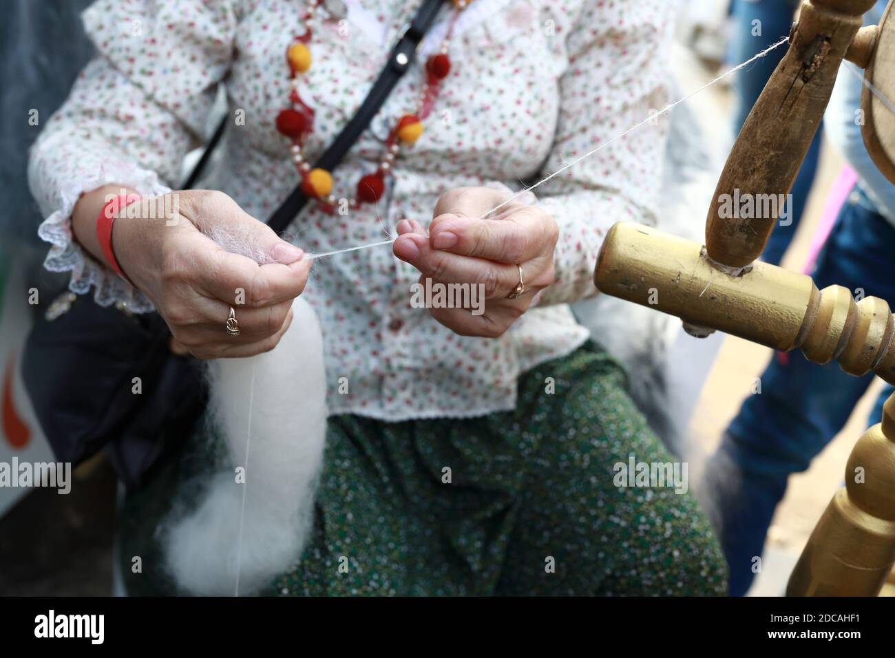 Weaving thread on wheel hi-res stock photography and images - Alamy