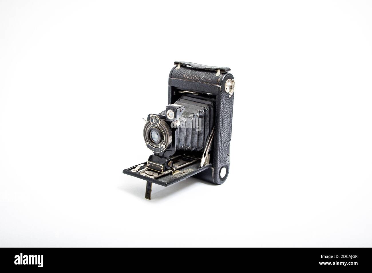 A 1910 vintage single-lens camera on white background Stock Photo - Alamy