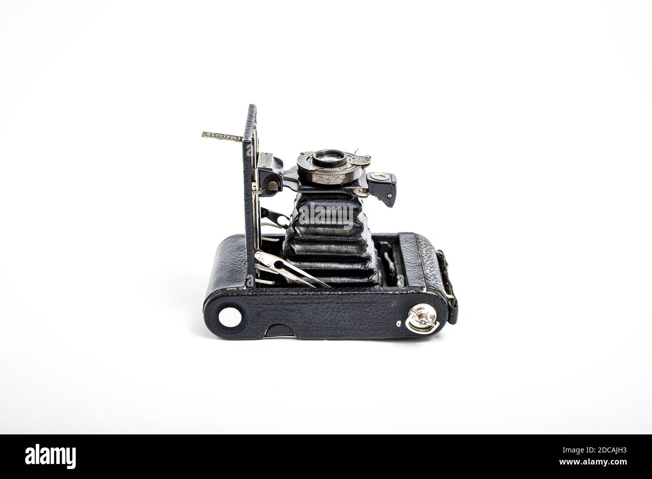 A 1910 vintage single-lens camera on white background Stock Photo - Alamy