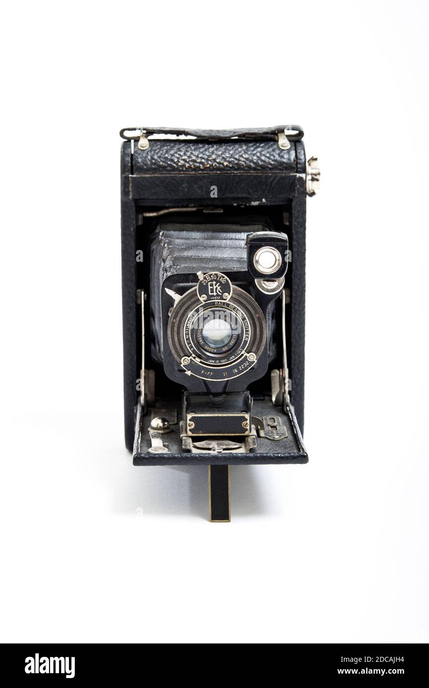 A 1910 vintage single-lens camera on white background Stock Photo - Alamy