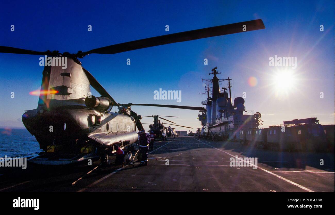 Hms invincible r05 hi-res stock photography and images - Alamy