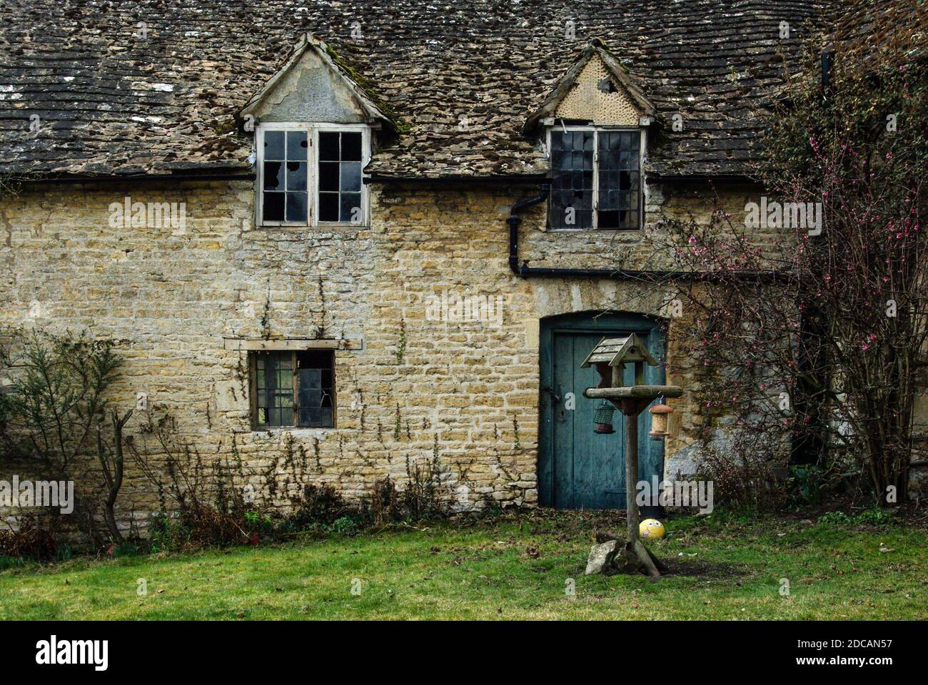 Run down cottage hi-res stock photography and images - Alamy