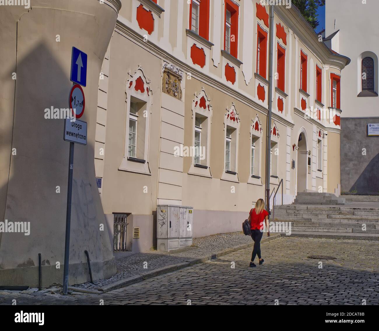 Red window frames hi-res stock photography and images - Alamy