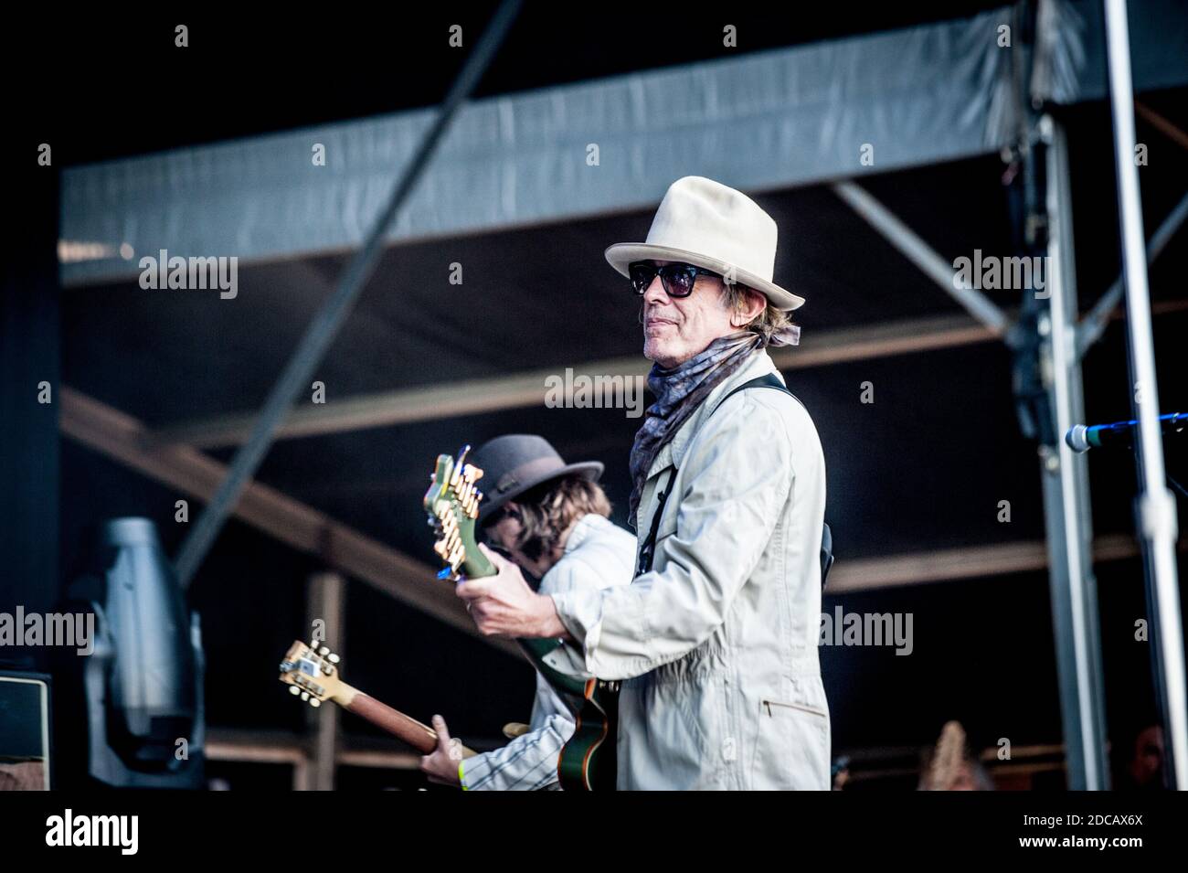 Cheap trick hi-res stock photography and images - Alamy