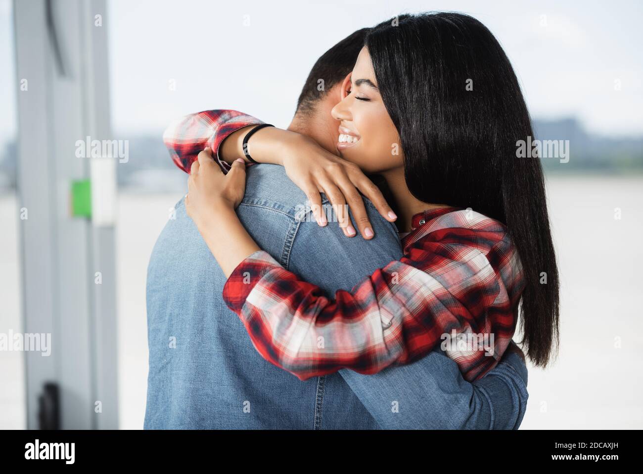 African american couple hugging airport hi-res stock photography and ...