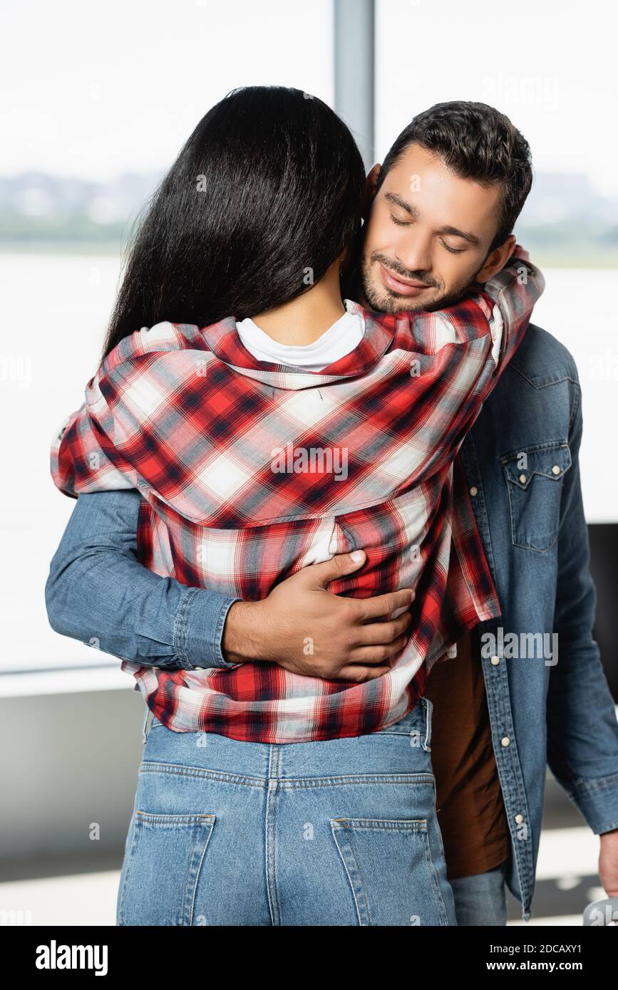 Airport arrival and hugging hi-res stock photography and images - Alamy