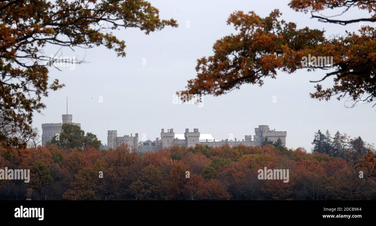 Autumn coloured trees surround Windsor Castle in Berkshire Stock Photo ...