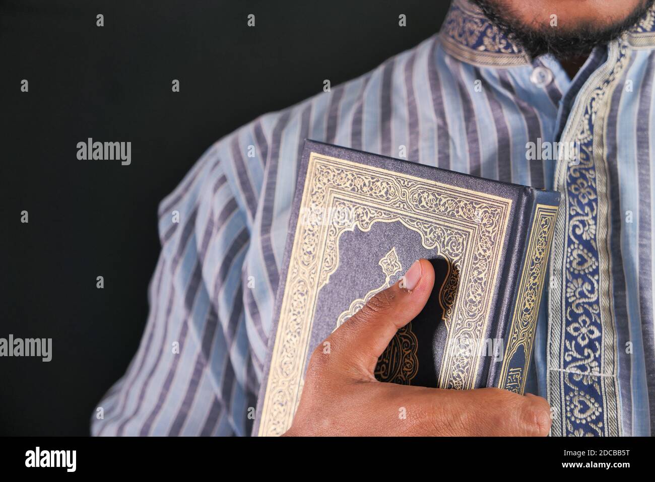 Hand holding quran hi-res stock photography and images - Alamy