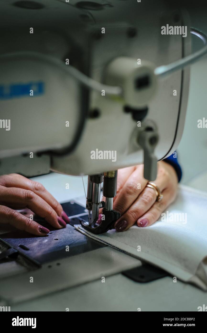 Hands operating sewing machine hi-res stock photography and images - Alamy