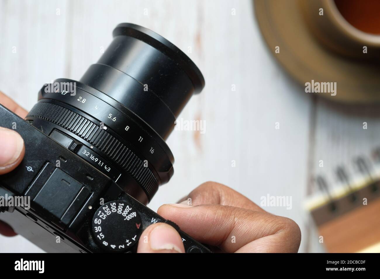 hand holding vintage camera close up Stock Photo - Alamy