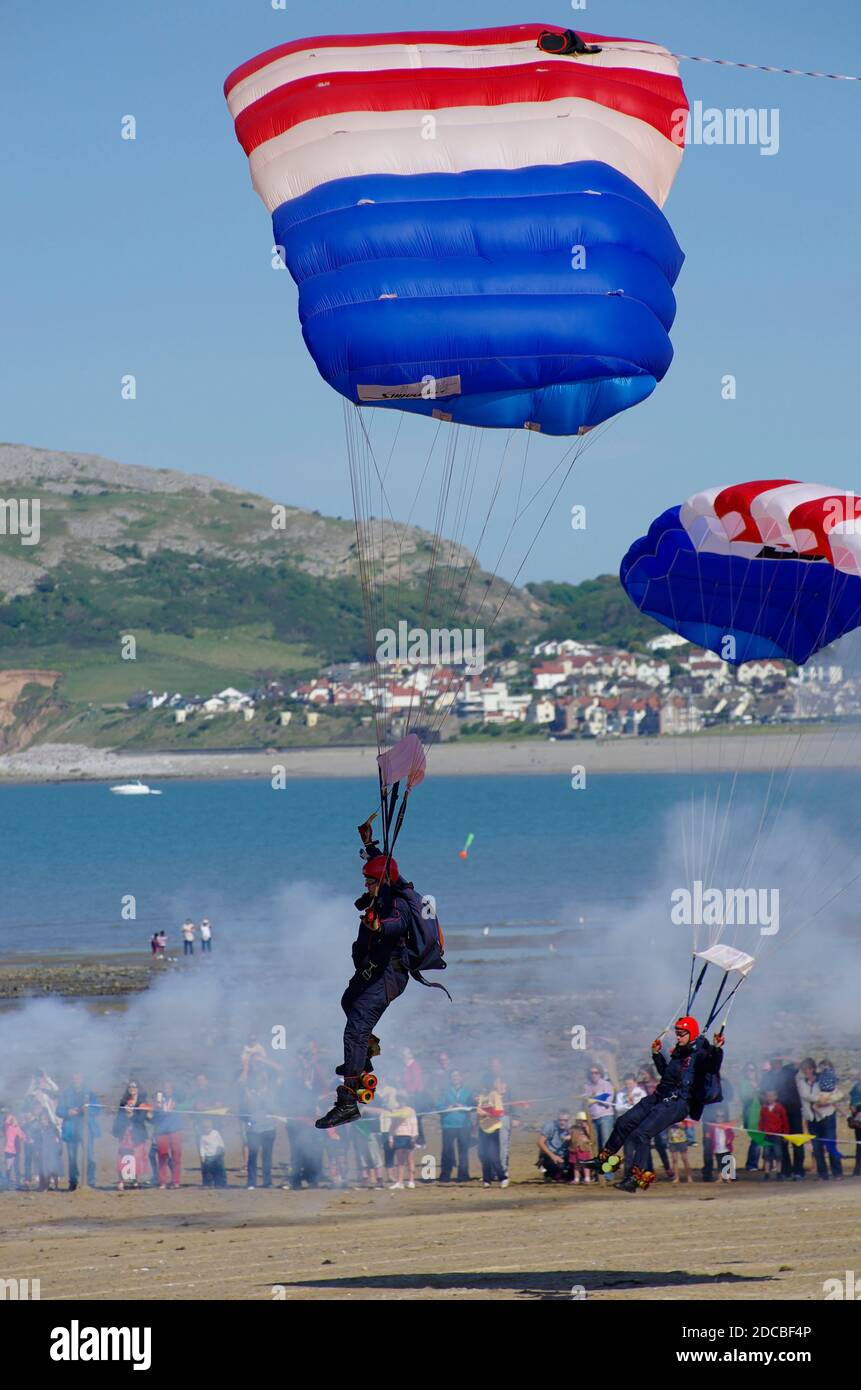 Falcons Parachute Display Team Stock Photo - Alamy