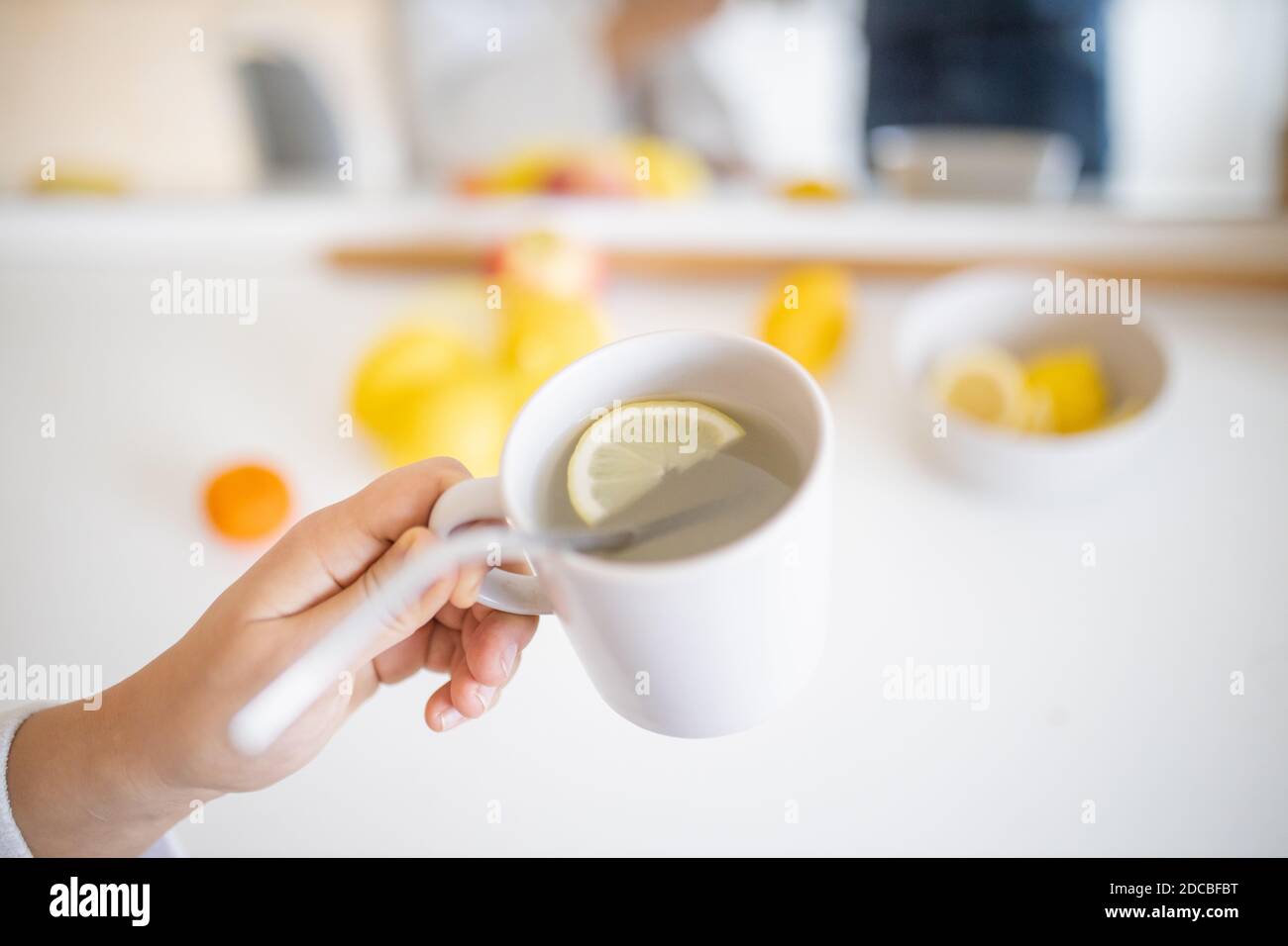 Hand holding a cup of lemon tea with a straw and lemon slice Stock ...