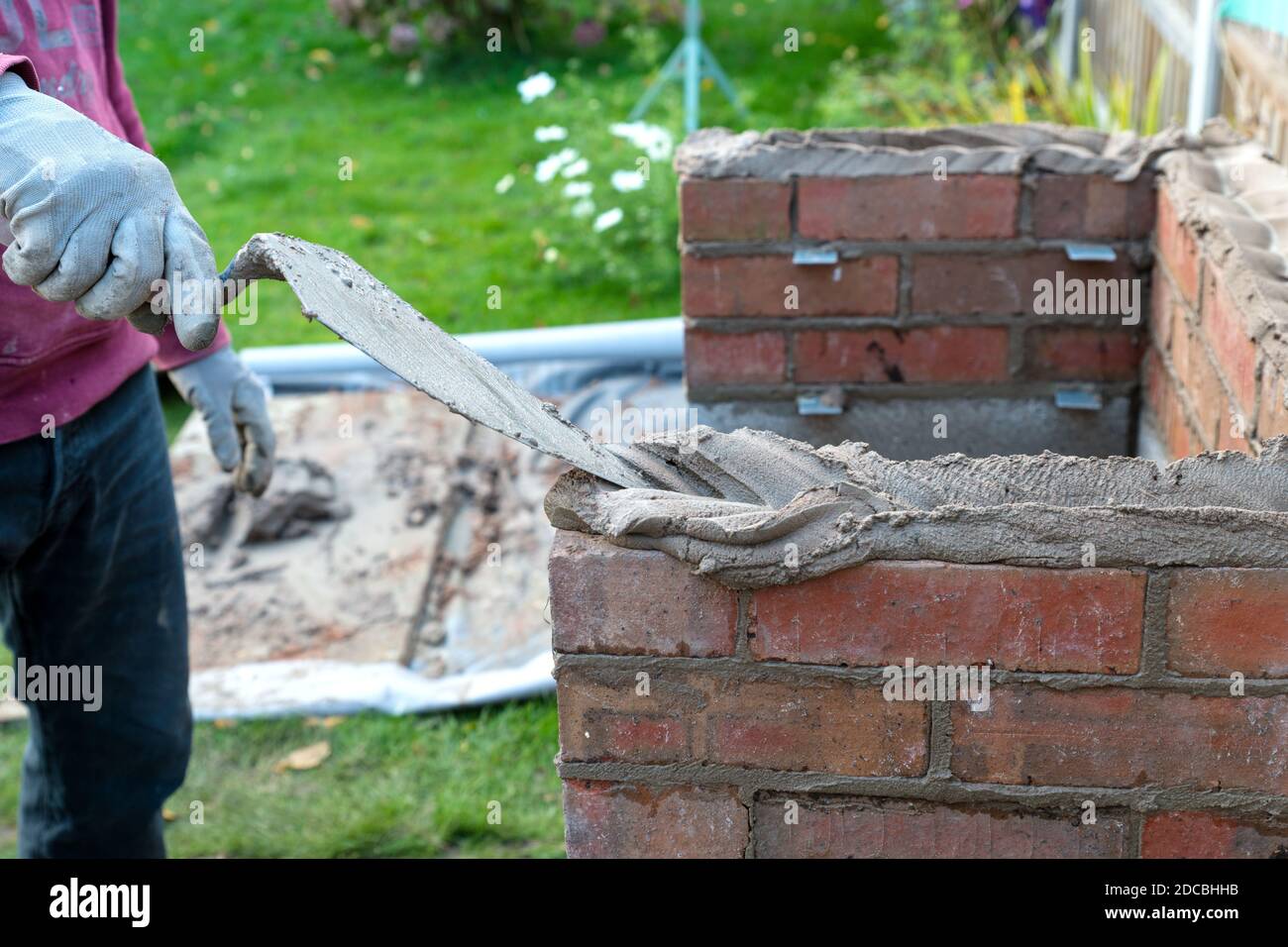 Bricklayer laying bricks hi-res stock photography and images - Alamy