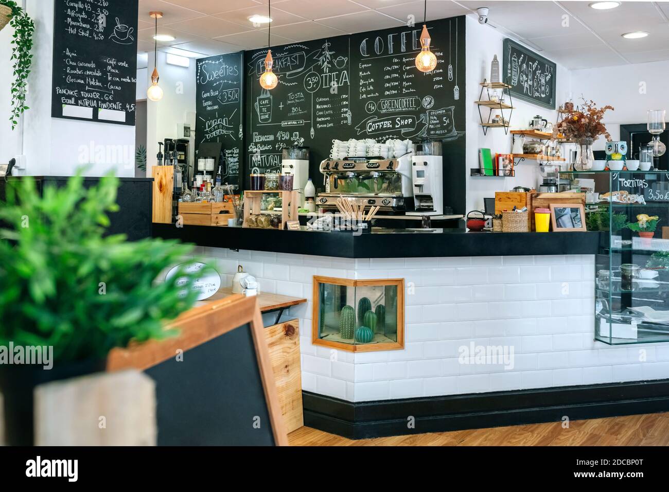 Empty shop counter hi-res stock photography and images - Alamy