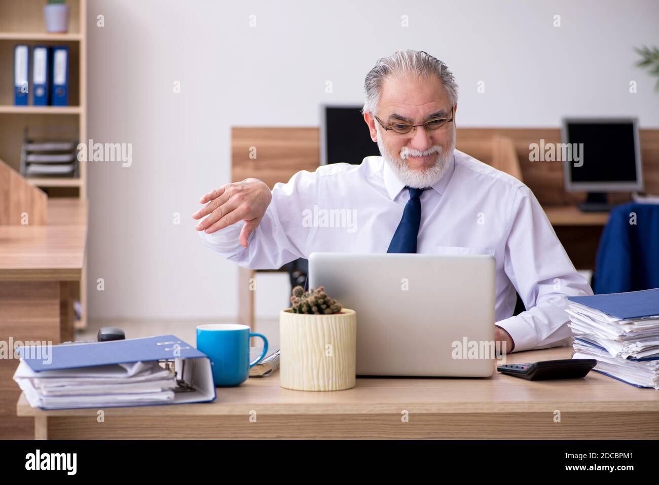 Old employee working in the office Stock Photo - Alamy