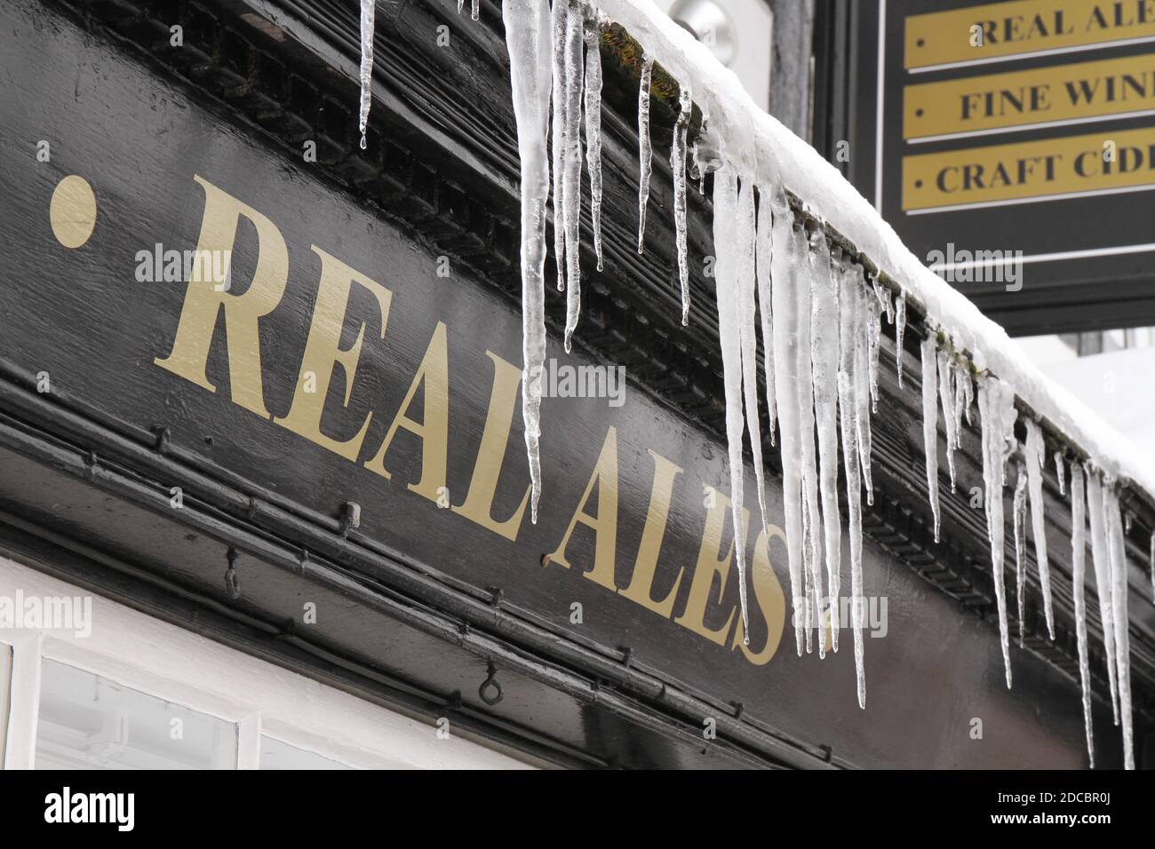 Hanging from ledge hi-res stock photography and images - Alamy