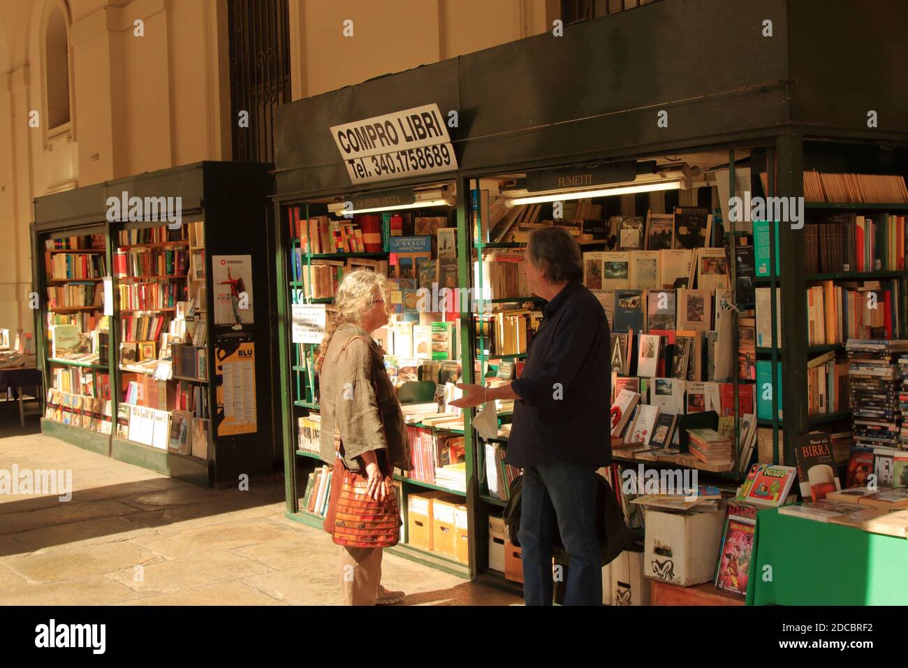 Vintage old books street horizontal hi-res stock photography and images ...