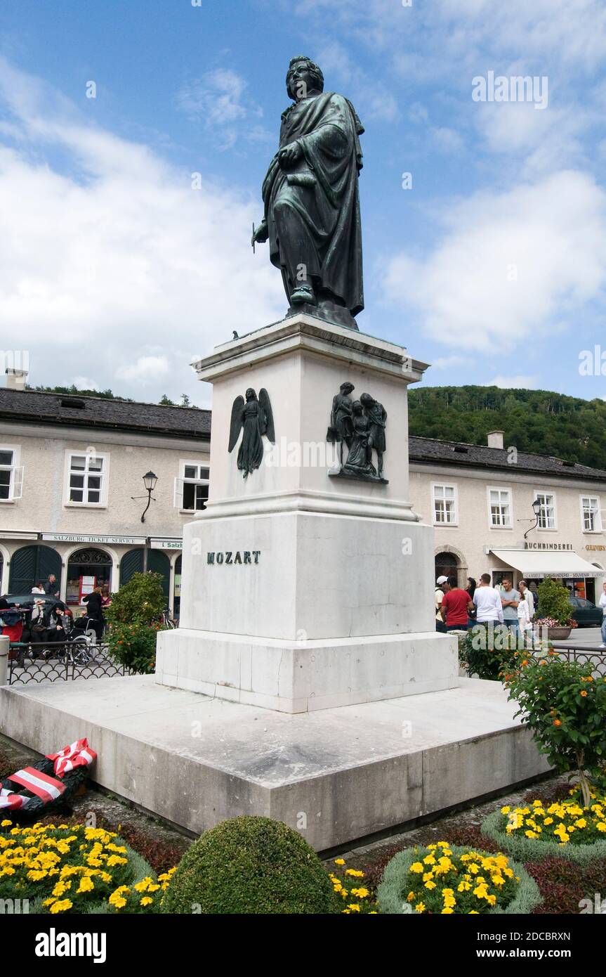 Mozart Monument In Mozartplatz Salzburg Austria Stock Photo - Alamy